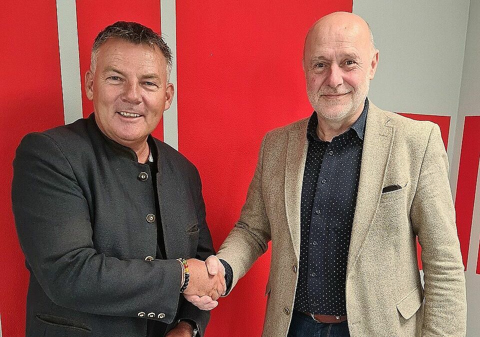 Hand drauf! Christian Bredl, Leiter der Landesvertretung München der ...